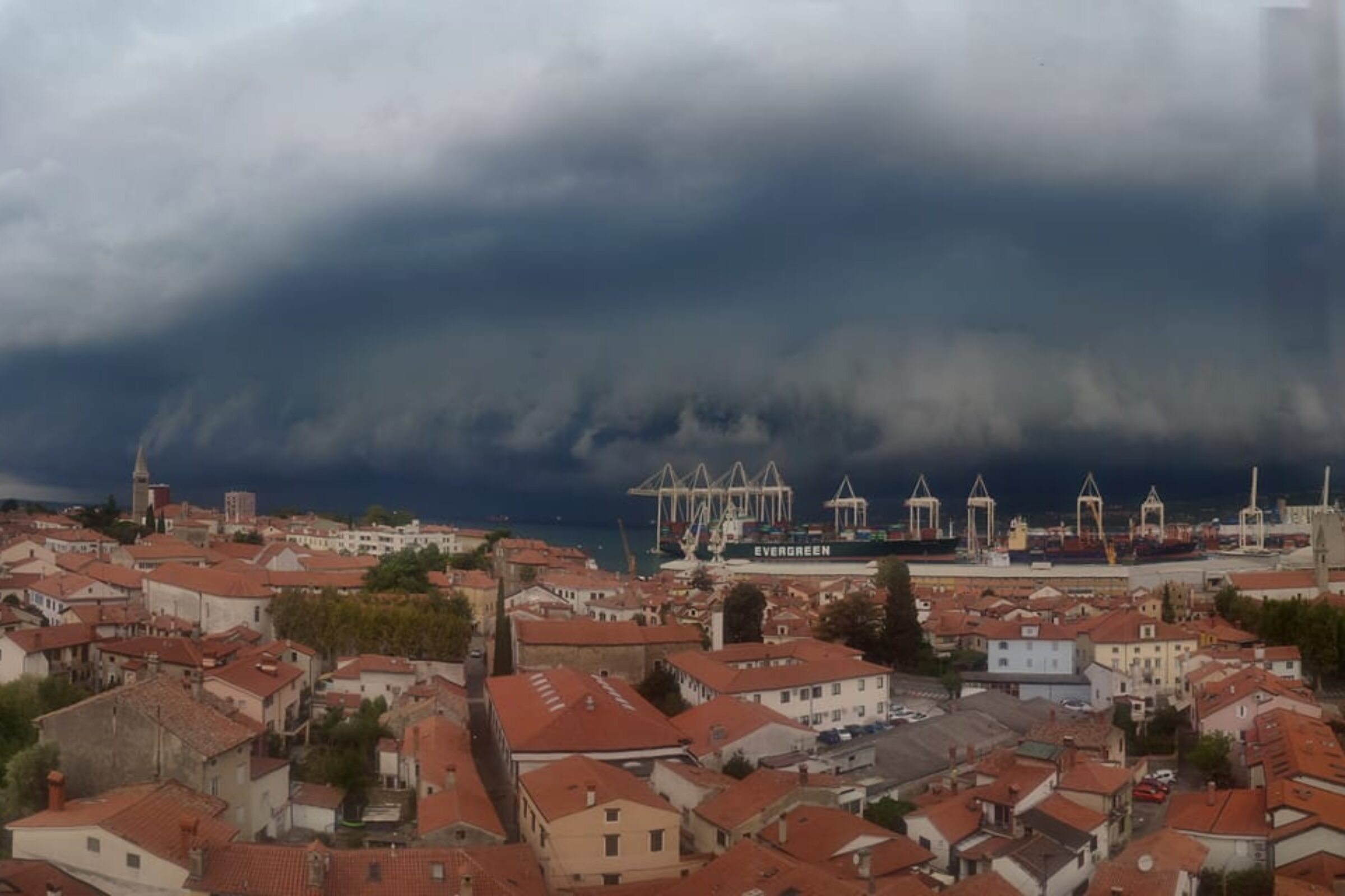 FOTO: Spektakularen shelf nad Koprom - Neurje
